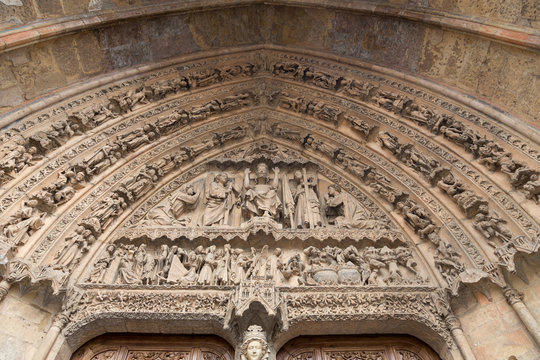 Timpanum bilder – Bläddra bland 24 stockfoton, vektorer och videor ...