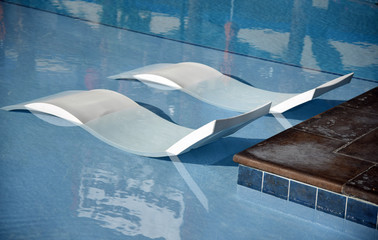 Bilder und Videos suchen: wasserliege