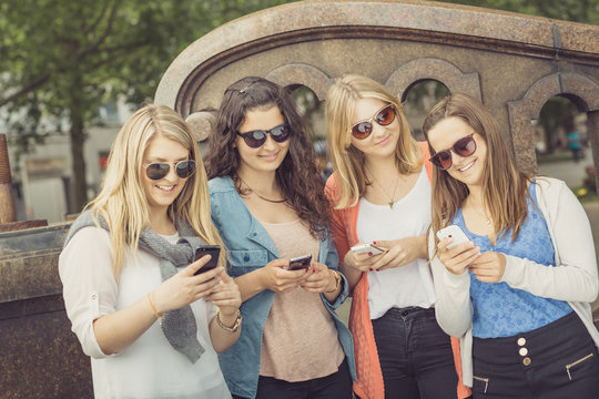 Clique Bilder – Durchsuchen 57,704 Archivfotos, Vektorgrafiken und ...