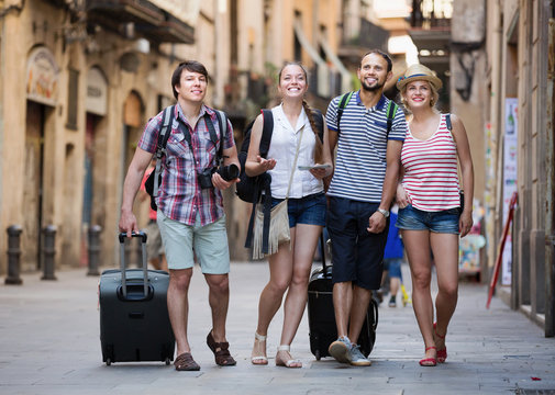 รูปภาพExcursionist – เลือกดูภาพถ่ายสต็อก เวกเตอร์ และวิดีโอ32,381 ...