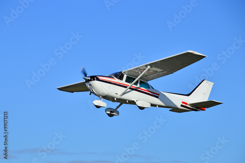 "Propellerflugzeug beim Aufsteigen" Stockfotos und lizenzfreie Bilder ...