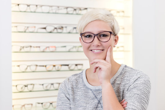 186 BESTE Optikerin BILDER, STOCK-FOTOS & -VEKTORGRAFIKEN | Adobe Stock