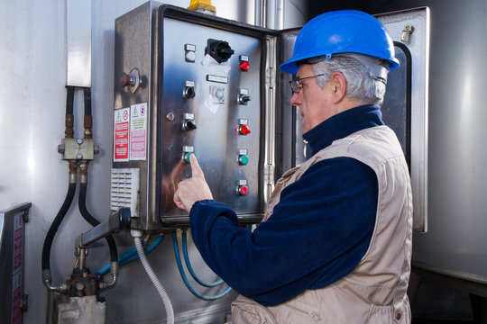 Elektroinstallateur Bilder – Durchsuchen 278,418 Archivfotos ...