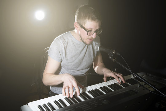 Keyboardist Images – Browse 2,227 Stock Photos, Vectors, and Video ...