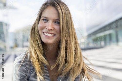 "Portrait of young businesswoman with long blond hair" Stockfotos und ...