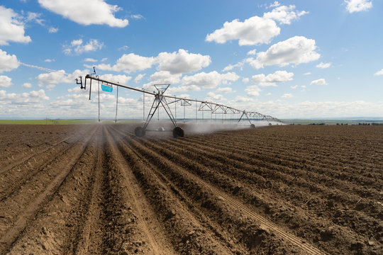 Center-Pivot Images – Browse 46 Stock Photos, Vectors, and Video ...