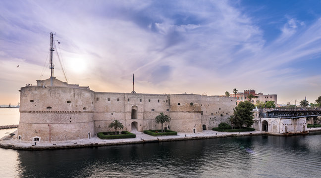 「Tarent」の写真素材 | 186件の無料イラスト画像 | Adobe Stock