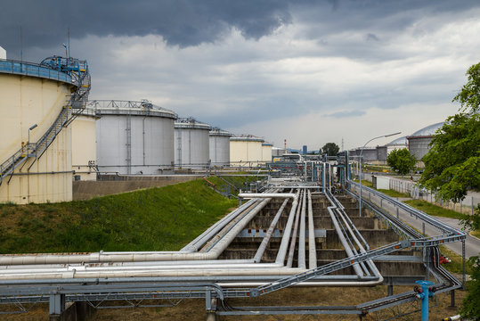 รูปภาพPetrochemie – เลือกดูภาพถ่ายสต็อก เวกเตอร์ และวิดีโอ265 | Adobe Stock