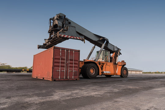 "Reach Stacker" Images – Browse 32 Stock Photos, Vectors, and Video ...