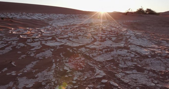 "Cracked Mud" Bilder – Durchsuchen 437 Archivfotos, Vektorgrafiken und ...