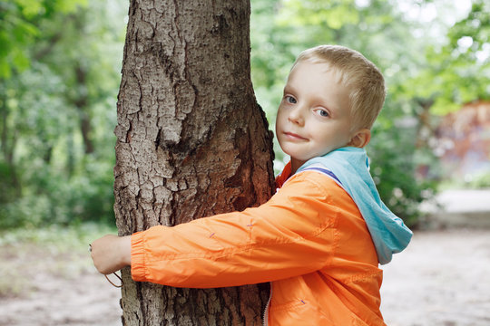 "Hugging Tree" Bilder – Durchsuchen 123 Archivfotos, Vektorgrafiken und ...