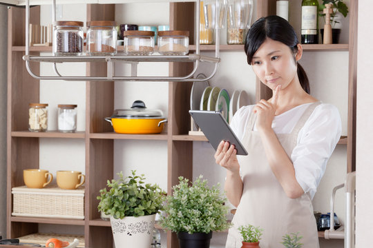 女房 Images – Browse 258 Stock Photos, Vectors, and Video | Adobe Stock