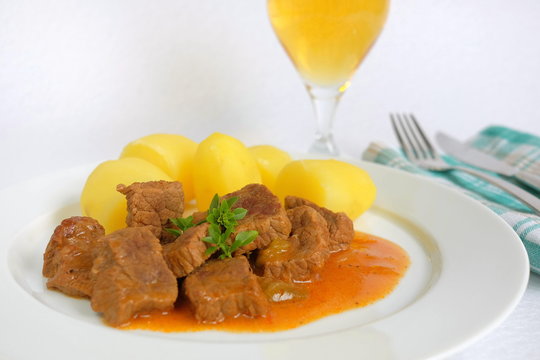 Kalbsgulasch bilder – Bläddra bland 125 stockfoton, vektorer och videor ...