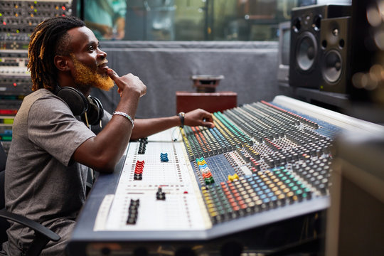 Sound-Operator Images – Browse 23 Stock Photos, Vectors, and Video ...