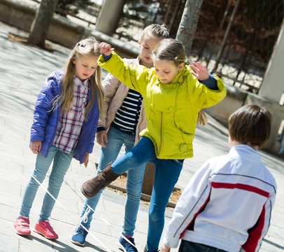 Jumpsies bilder – Bläddra bland 69 stockfoton, vektorer och videor ...