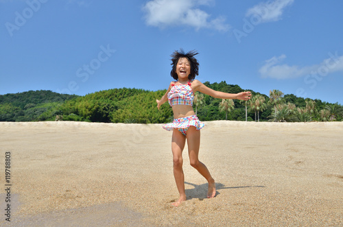 海水浴を楽しむ女の子 の ストック写真とロイヤリティフリーの画像 Pic 119788803