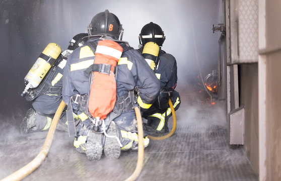 รูปภาพFlashover – เลือกดูภาพถ่ายสต็อก เวกเตอร์ และวิดีโอ1,025 | Adobe Stock