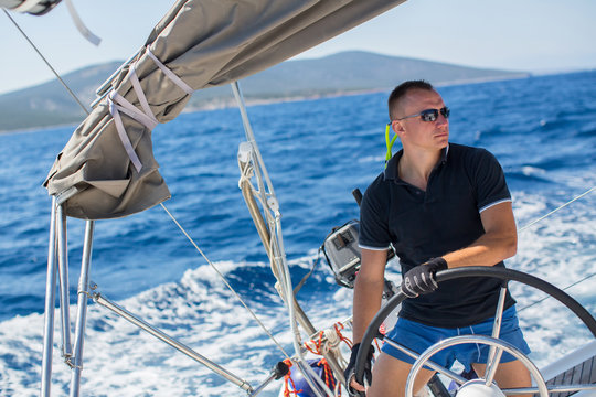 Yachtsman Billeder – Gennemse 4,432,500 stockfotos, vektorer og videoer ...