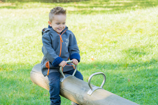 Wippe bilder – Bläddra bland 1,320 stockfoton, vektorer och videor ...