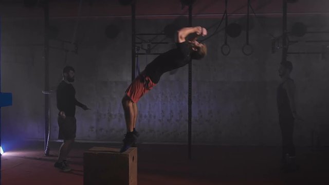 Backflip Billeder – Gennemse 205,255 stockfotos, vektorer og videoer ...