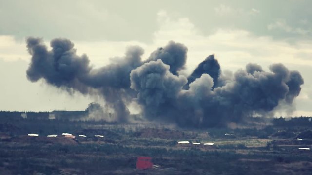 Artillery Explosion Bilder – Durchsuchen 9,856 Archivfotos ...