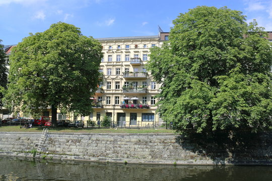 Maybachufer Bilder – Durchsuchen 36 Archivfotos, Vektorgrafiken und ...