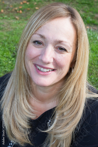 "Portrait of a middle aged woman with long blond hair" Imagens e fotos ...