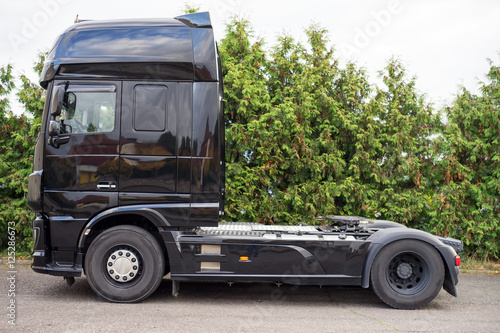 "LKW / schwarzer Lastkraftwagen ohne Anhänger" photo libre de droits ...