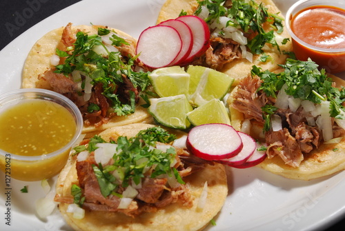 "4 Tacos con carne, cilantro, cebolla, limon, salsa roja y verde y ...