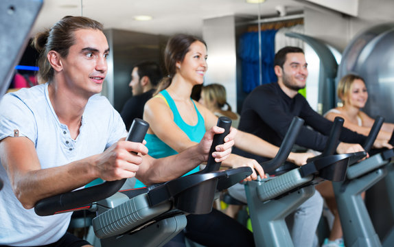 รูปภาพTrack-Suit – เลือกดูภาพถ่ายสต็อก เวกเตอร์ และวิดีโอ964 | Adobe Stock