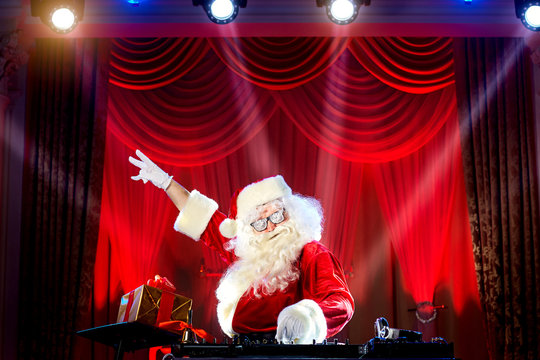 265,580 BEST Santa Partying IMAGES, STOCK PHOTOS & VECTORS | Adobe Stock