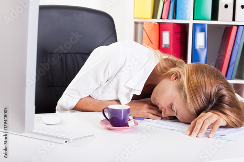 "femme endormie au travail la tête posée sur son bureau " Stock photo ...