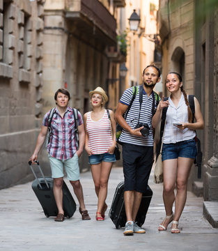 รูปภาพExcursionist – เลือกดูภาพถ่ายสต็อก เวกเตอร์ และวิดีโอ32,381 ...