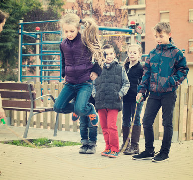 Jumpsies bilder – Bläddra bland 69 stockfoton, vektorer och videor ...