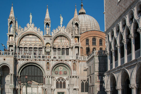 Kirchenfassade bilder – Bläddra bland 1,340 stockfoton, vektorer och ...