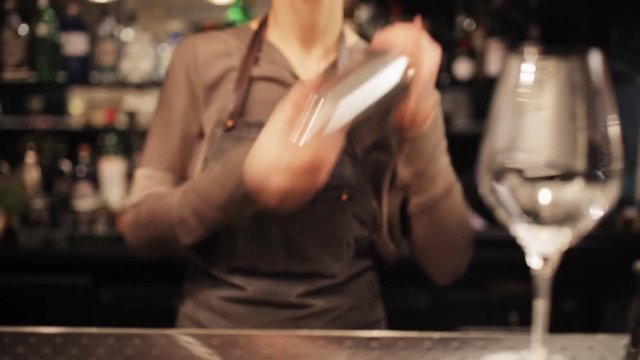 Imagens de Barmaid – Explore Fotografias do Stock, Vetores e Vídeos de ...