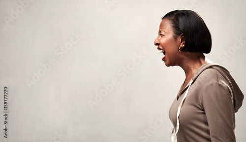 Angry Screaming African American Woman Photo Libre De Droits Sur La