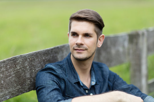 รูปภาพ"Junger Erwachsener" – เลือกดูภาพถ่ายสต็อก เวกเตอร์ และวิดีโอ ...