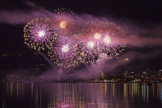 รูปภาพFireworks – เลือกดูภาพถ่ายสต็อก เวกเตอร์ และวิดีโอ929,284 | Adobe ...