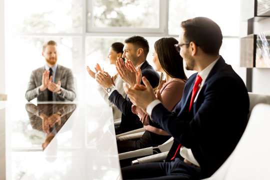 Applausi Immagini - Sfoglia 87,405 foto, vettoriali e video Stock ...