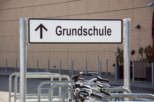 「Schulpflicht」の写真素材 | 1,589件の無料イラスト画像 | Adobe Stock