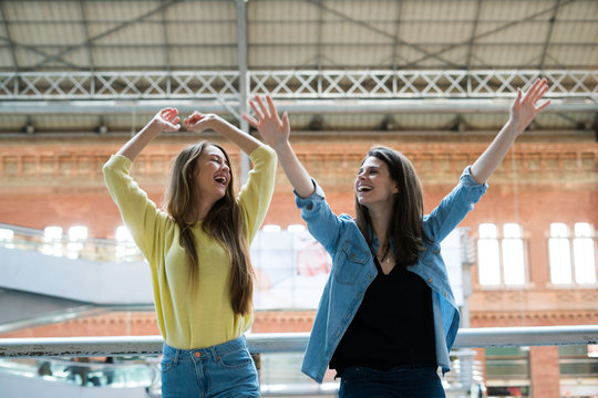 "Hands Up" Imagens – Procure 36,392 fotos, vetores e vídeos | Adobe Stock