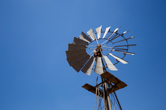 Windpomp bilder – Bläddra bland 115 stockfoton, vektorer och videor ...