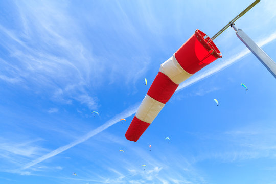 รูปภาพAirsock – เลือกดูภาพถ่ายสต็อก เวกเตอร์ และวิดีโอ262 | Adobe Stock