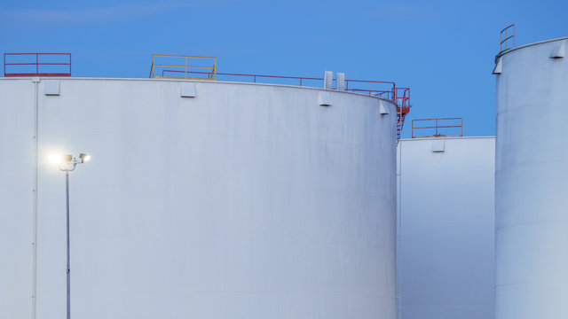 "Fuel Storage Tanks" 影像 – 瀏覽 64 個素材庫相片、向量圖和影片 | Adobe Stock