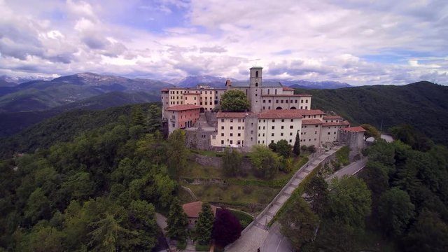 Castelmonte bilder – Bläddra bland 284 stockfoton, vektorer och videor ...