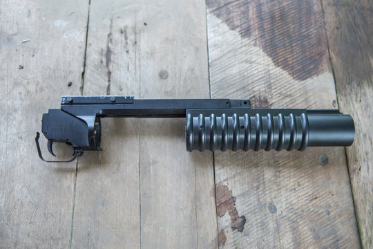 Afbeeldingen over "Grenade Launcher" – Blader in stockfoto's, vectoren ...