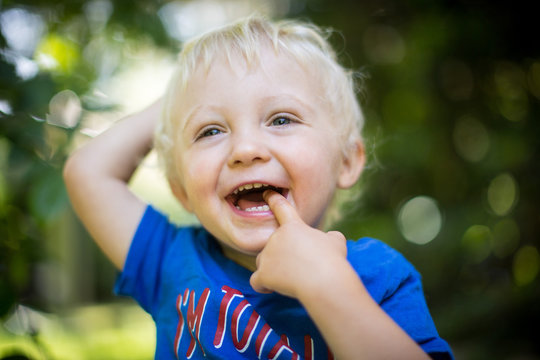 Kinderlachen bilder – Bläddra bland 1,956 stockfoton, vektorer och ...