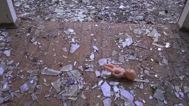 "Falling Doll"-Bilder: Stock-Fotos & -Videos. | Adobe Stock