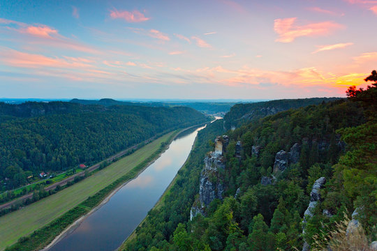 Elbtal Bilder – Durchsuchen 3,608 Archivfotos, Vektorgrafiken und ...
